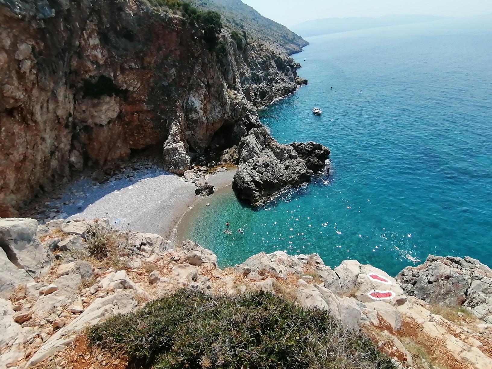 Plaža Crvena stijena u Crnoj Gori